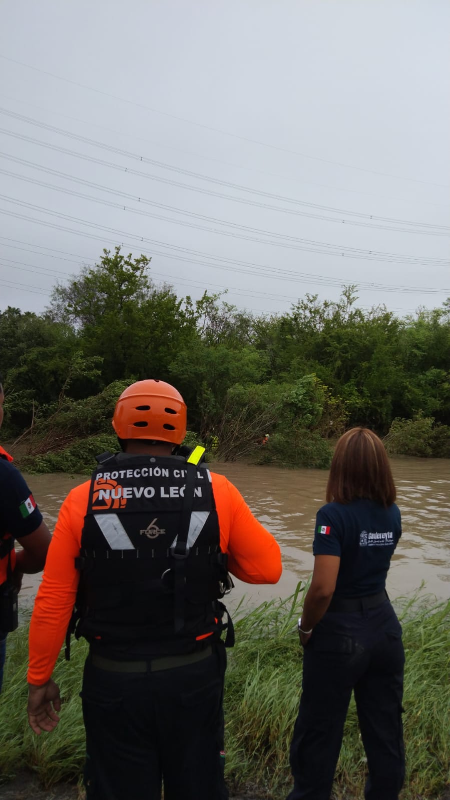 Reportan vehículo arrastrado por la corriente - El Semanario de Nuevo León